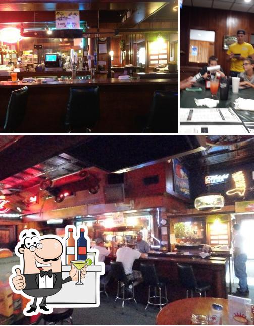 Adams Bar & Grill, Saint Joseph - Restaurant menu, prices and reviews