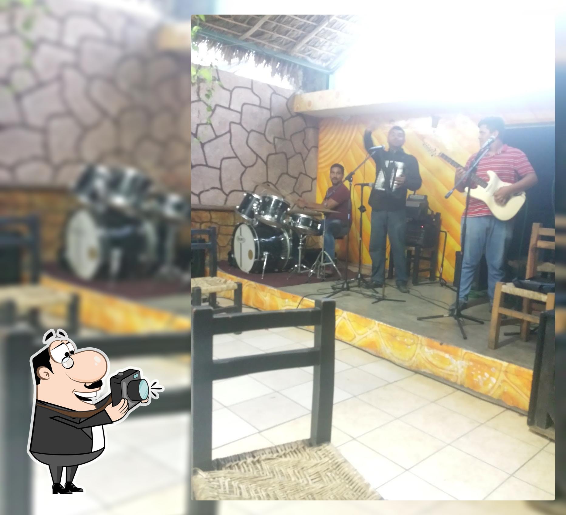 Centro Botanero El Camionsito pub & bar, Mazatlán
