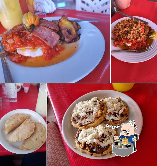 LA ABUELITA huevos motuleños restaurant, Merida, 62 herradura1 ...