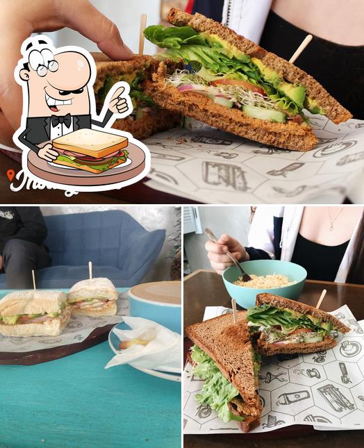 Blue Luna Café Insurgentes, Tijuana - Restaurant menu, prices and reviews