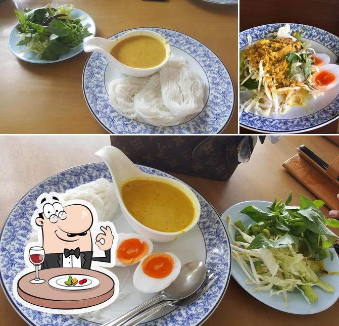 Kanom Jeen Nam Ya Poo (Rice Noodles with Crab Curry Sauce) restaurant ...