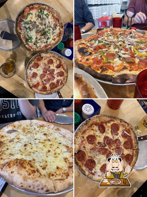 Pizzería Fire & Stone Italian Pizza Kitchen, Peachtree Corners, Town ...
