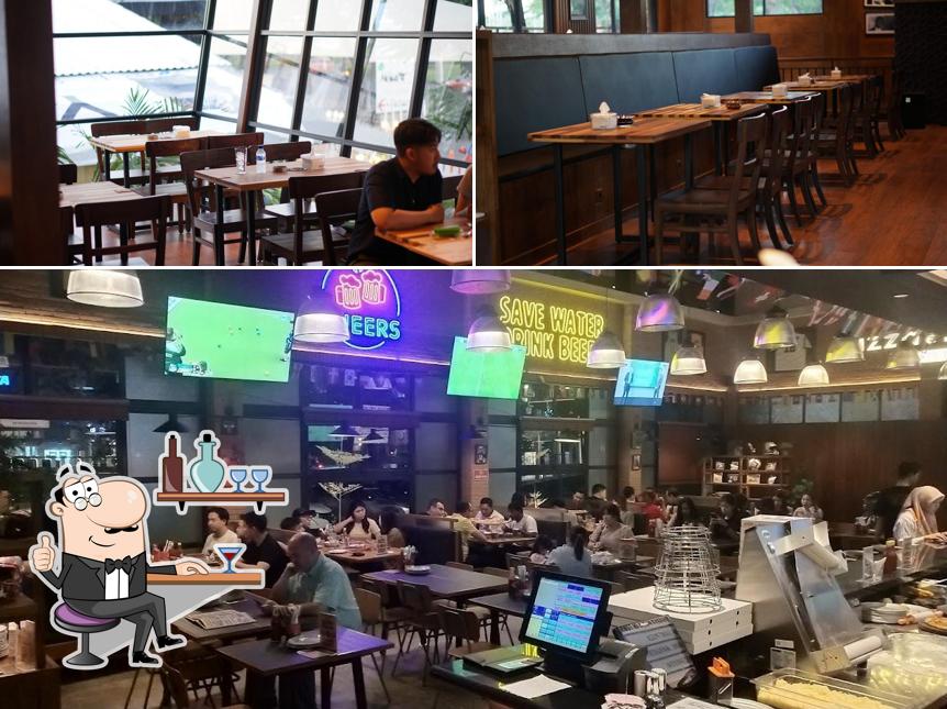 Holywings pub & bar, Surabaya, Jl. Boulevard Famili Utara No.8 ...