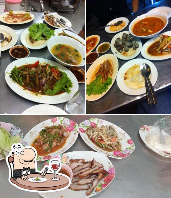 Jae Daeng Thai-Esan restaurant, Bangkok, 362 4 Phetchaburi 14 Alley ...