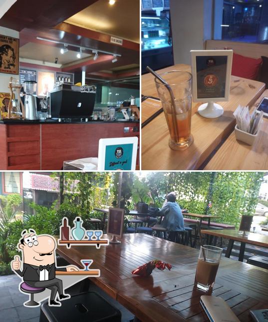 Visi Coffee & Kitchen restaurant, South Jakarta, Viky Sianipar Music ...