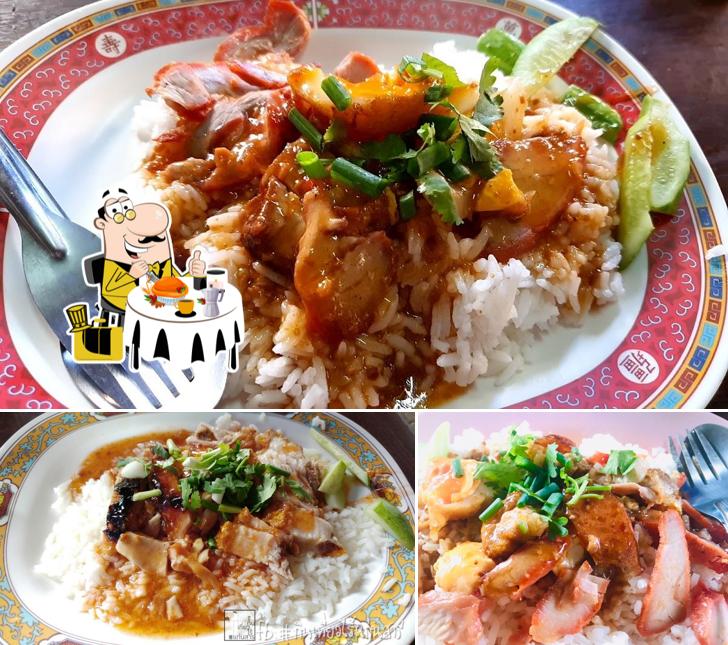 Khao Moo Daeng - Jiam Liang Xia (rice with roasted red pork) restaurant ...