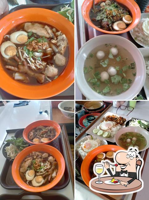 ราดหน้าราโด้ สาขา5 restaurant, Ban Phru, XCQ2+G44 - Restaurant reviews