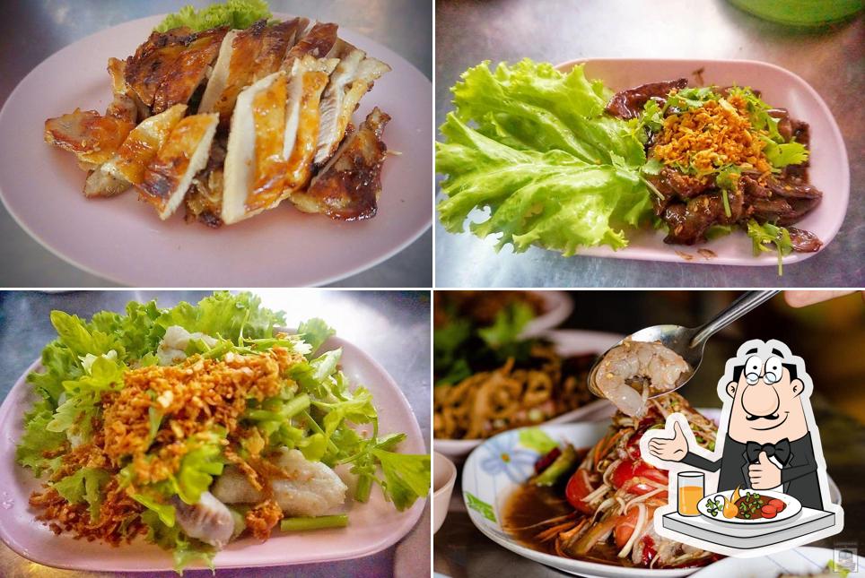 Piak Somtam Crispy Grilled Chicken restaurant, Bangkok, 312 ...