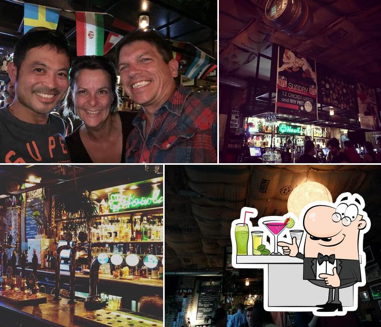 Howl At The Moon, 178 Hoxton St in London - Restaurant menu and reviews
