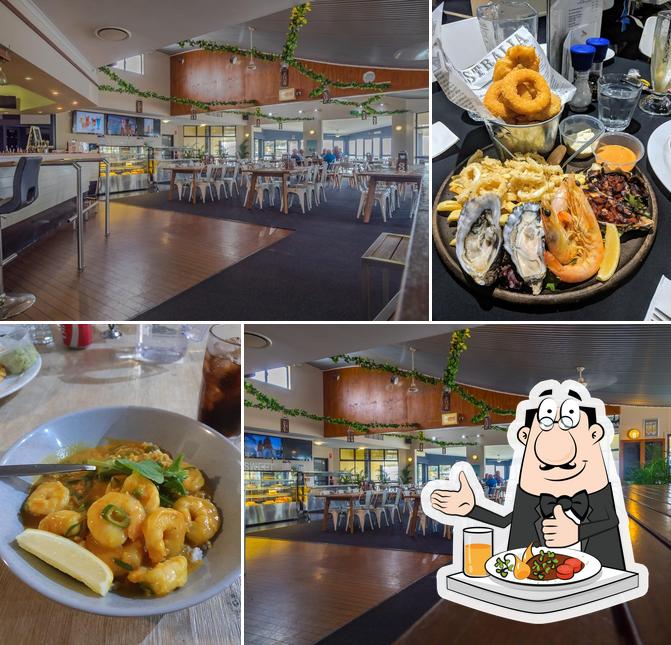 Breakwater Bar and Restaurant in Mackay Harbour - Restaurant menu and ...