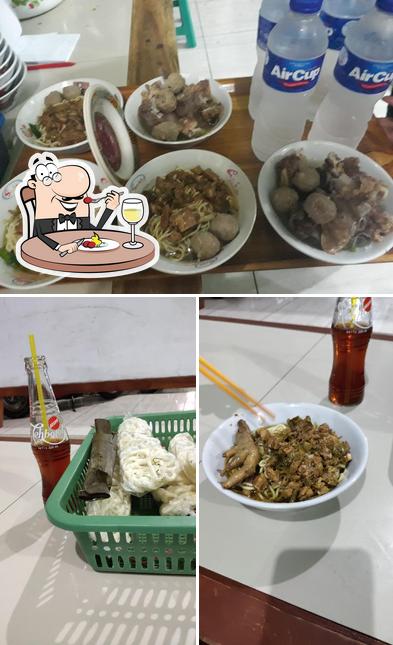 Solo's Meatballs And Chicken Noodle "Mas Gendon" restaurant, Wanguk ...