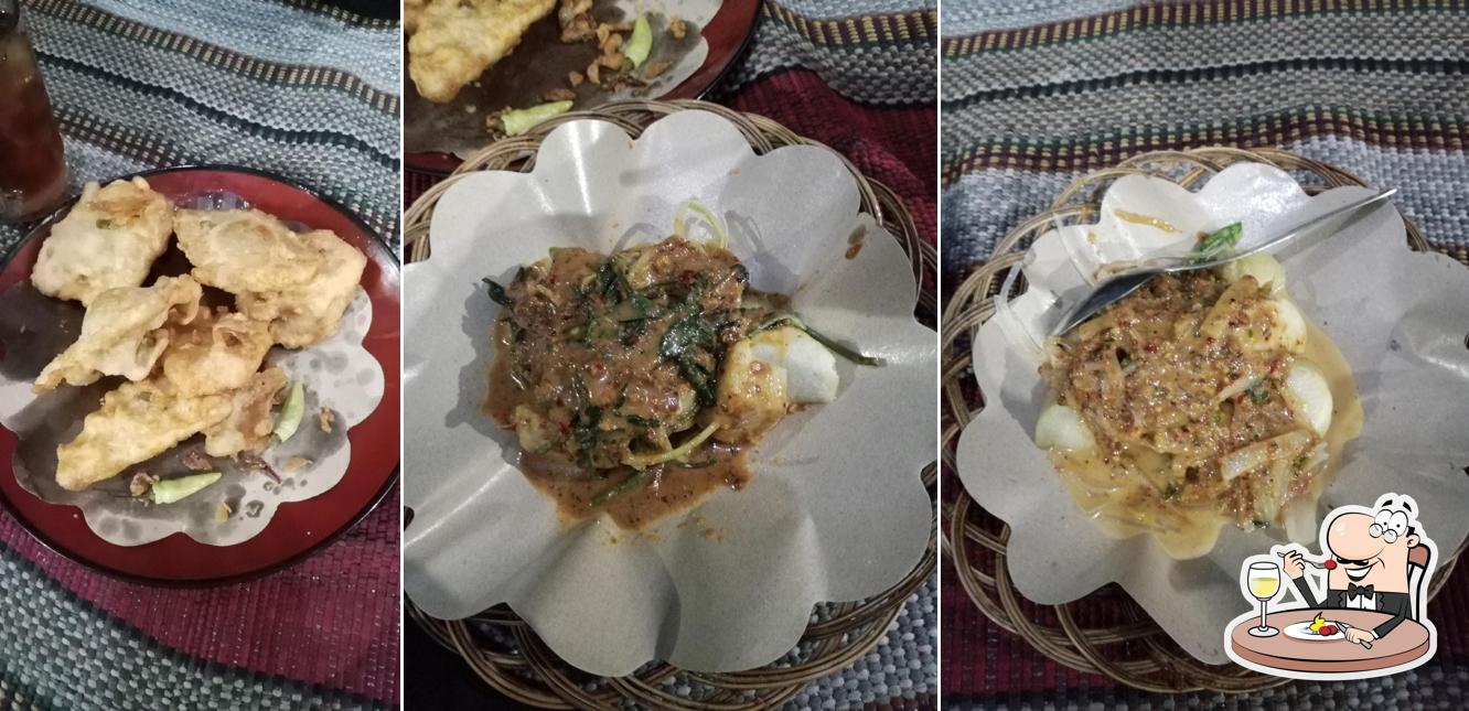 Terminal pecel Prapatan Sinok Roro Nyemik restaurant, Brati ...