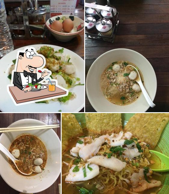 ก๋วยเตี๋ยว รวมพลคนกินเส้น restaurant, Nonthaburi, ถ.งามวงค์วาน ...