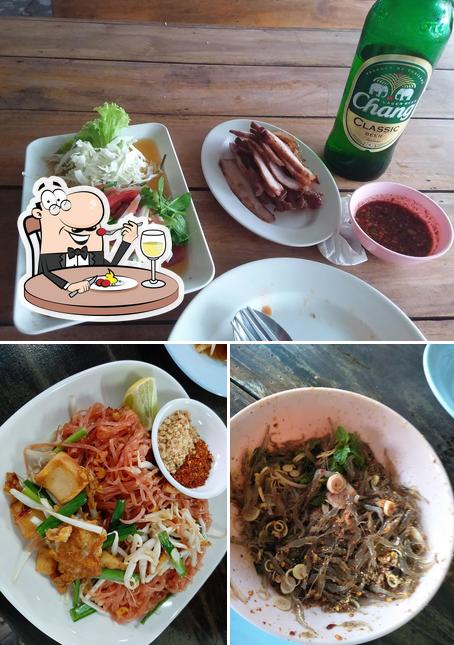 Korat roasted Chicken - Tung Se Kan restaurant, Bangkok, WHQ9+XH4 - Restaurant reviews