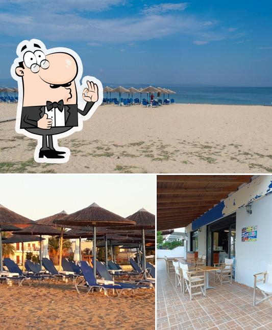 BLUE Beach Bar Sunny Blue Coffee and Drinks, Potidea - Opiniones del ...