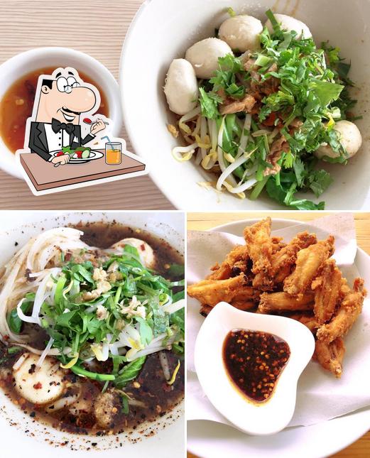 ก๋วยเตี๋ยวเรือห้อยขา ริมทะเลปราณ by ชวนนั่ง Ban Pak Nam Pran, Pak Nam ...