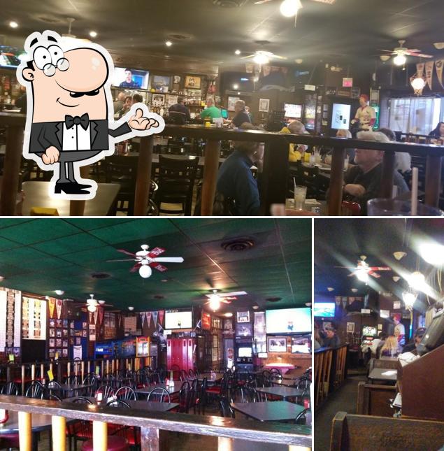 Locker Room, 10 Paddock Hills Plz Shpg Ctr in Florissant - Restaurant ...