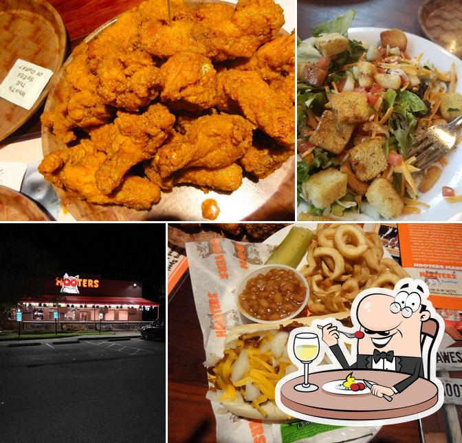 Hooters, 112 Bypass Rd in Williamsburg - Restaurant menu and reviews
