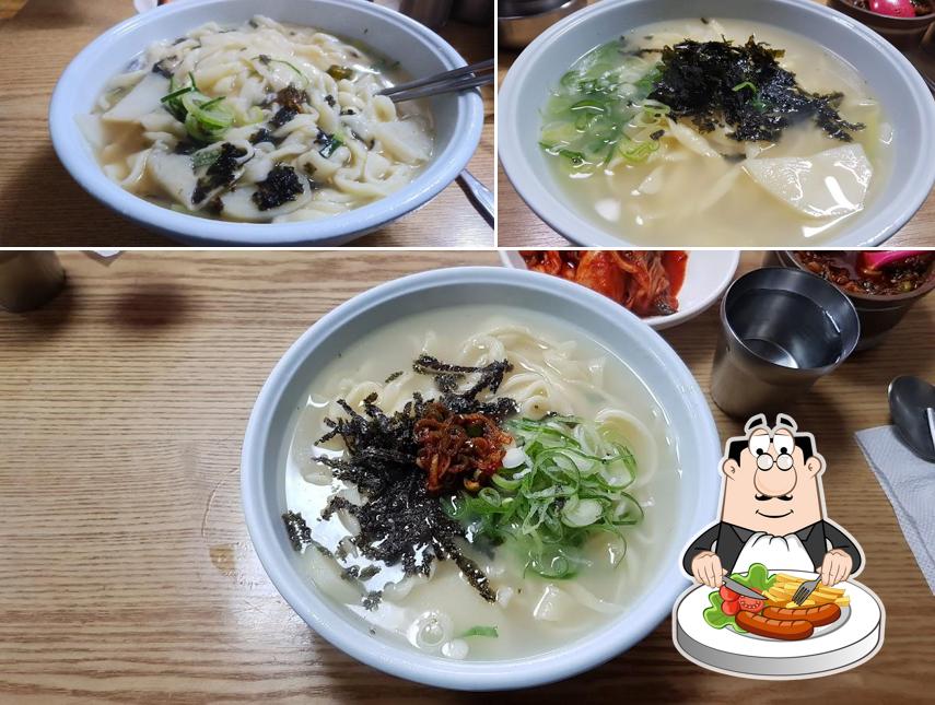 종로할머니칼국수(Jongno Halmeoni Kalguksu) restaurant, Seoul, 14-2 Donhwamun-ro ...