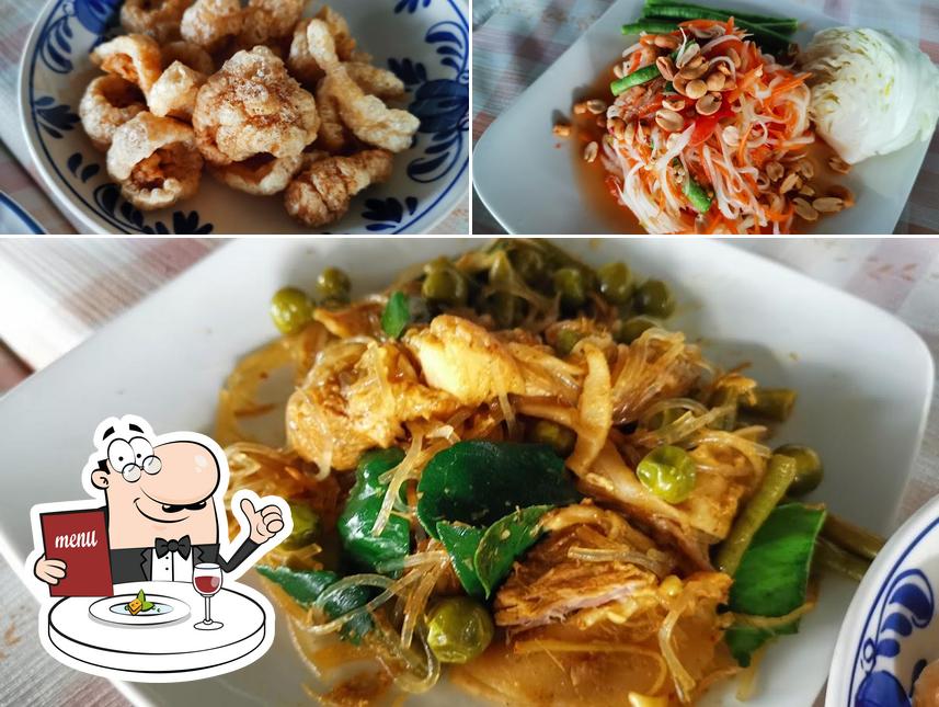ครัวอร่อยบ้านเรา Aroi Baan Rao kitchen&Karaoke, Saraphi - Menú del ...