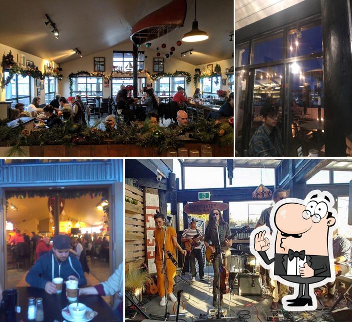 Breakwater Bistro. Bar in Victoria - Restaurant menu and reviews