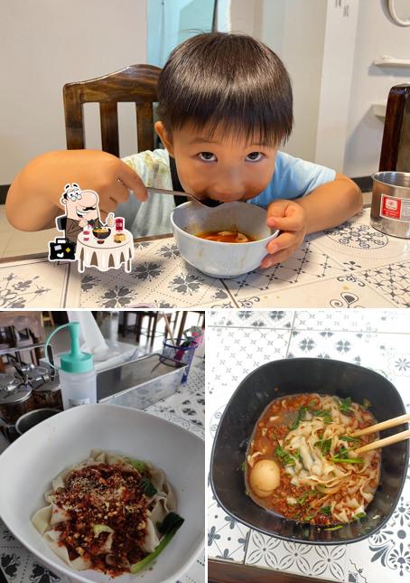 ก๋วยเตี๋ยวเส้นจีน鸿记餐厅 (Chinese Handmade noodles Hong Kee Restaurant ...