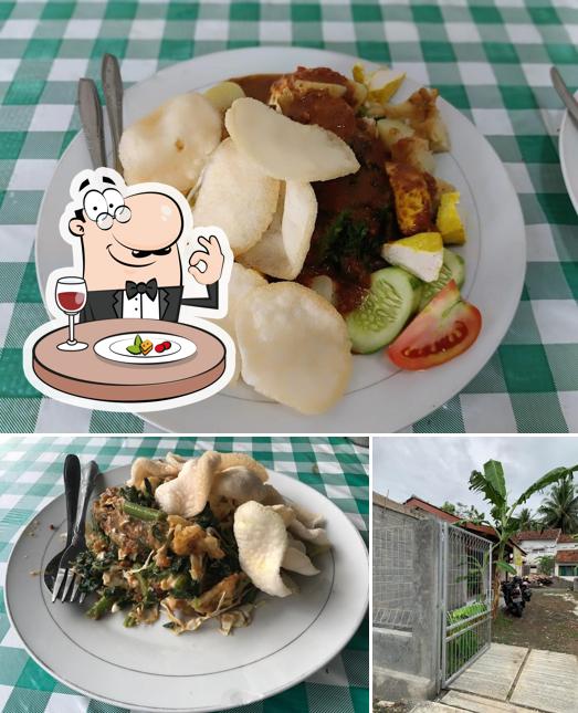 Spesial Lotek & Gado Gado COMBO Bu Yani restaurant, Wates - Restaurant ...