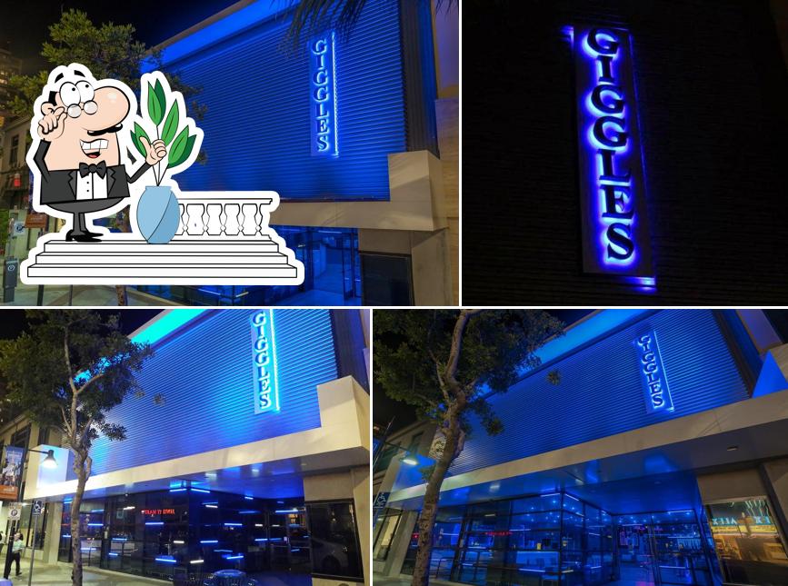 Giggles Night Club in Glendale - Restaurant menu and reviews