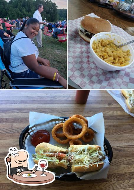Lake Holt Lakeside Grill, Butner - Restaurant menu, prices and reviews