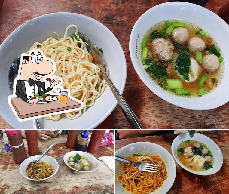 MIE BAKSO PANGSIT & MIE YAMIN PANGSIT Cihampelas Pak Heri, Bandung ...