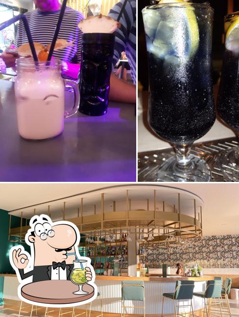 LABYRINTH COCKTAIL BAR, Planos - Restaurant reviews