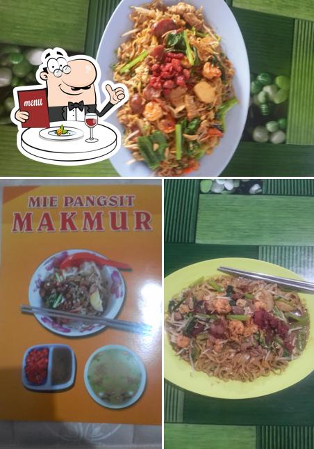 Mie Pangsit Makmur cafe, Medan - Restaurant reviews