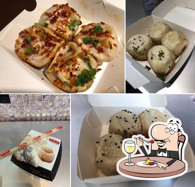 Cheung Hing Kee Shanghai Pan Fried Buns restaurant, Hong Kong, 48 Lock ...