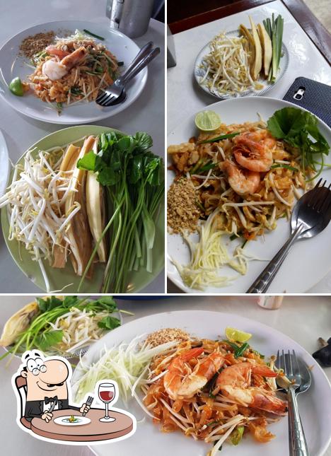 Auntie Pu's Pad Thai, Pak Kret - Restaurant menu, prices and reviews