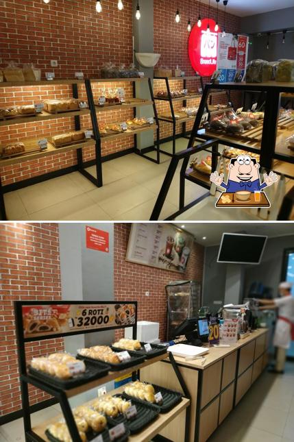 BreadLife restaurant, Palembang, 2Q85+XMG - Restaurant reviews