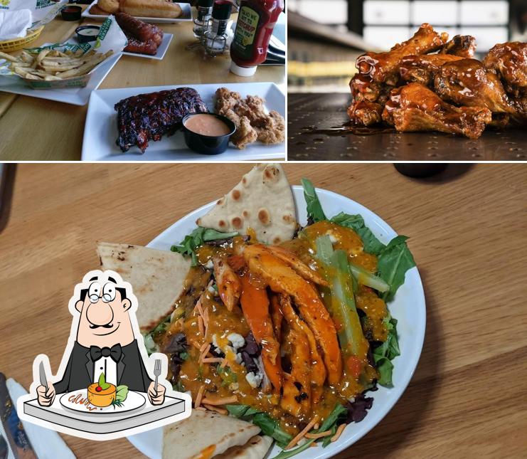 Quaker Steak & Lube, Valley View - Restaurant menu, prices and reviews