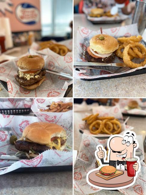 Cheeburger Cheeburger, 180 Mill Rd in Oaks - Restaurant menu and reviews