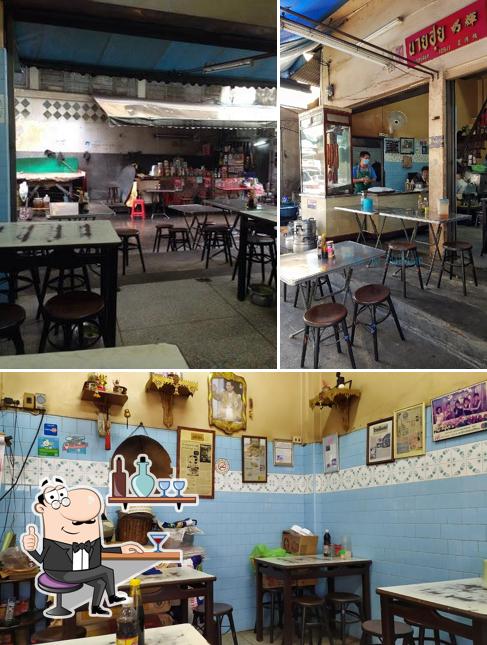 Khao Mu Daeng Nai Hui restaurant, Bangkok - Restaurant reviews