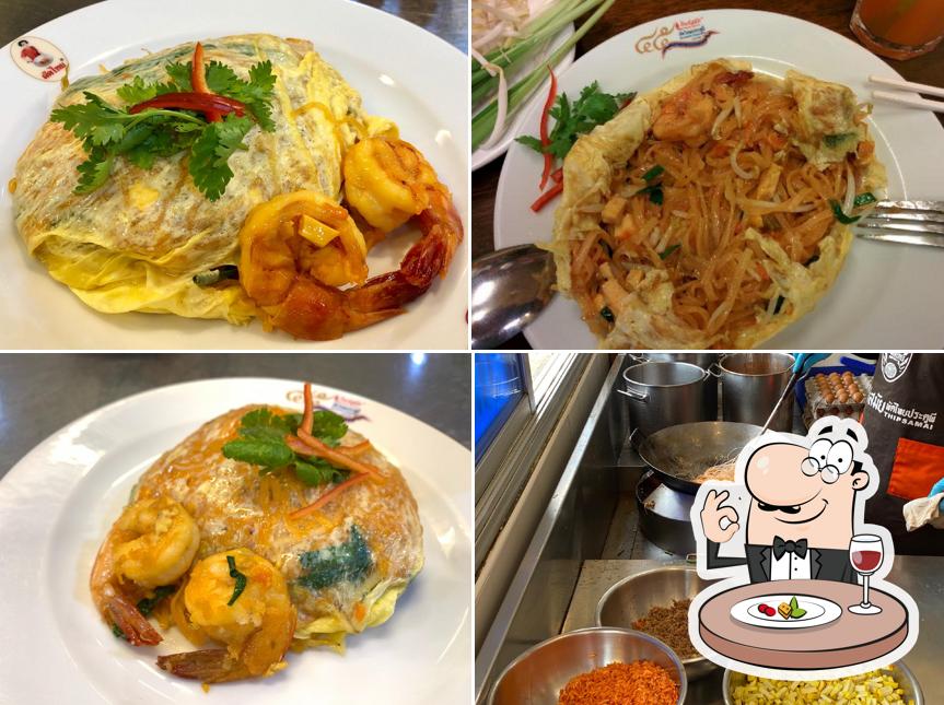 Thipsamai Padthai Pratu Phi Phutthamonthon Sai 4, Salaya - Restaurant ...