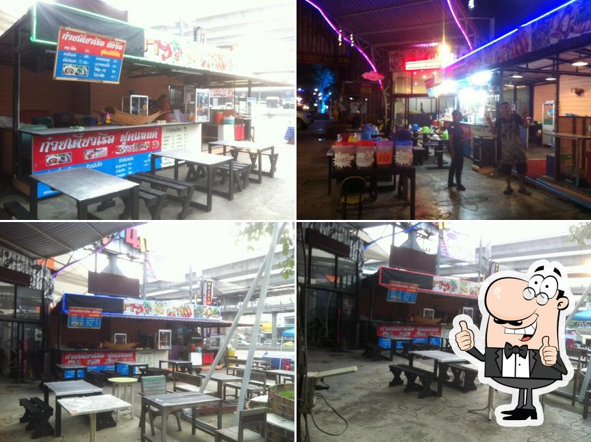 ร้าน ก๋วยเตี๋ยวเรือ & ข้าวมันไก่ ฟ้ดแลนด์ restaurant, Nonthaburi ...