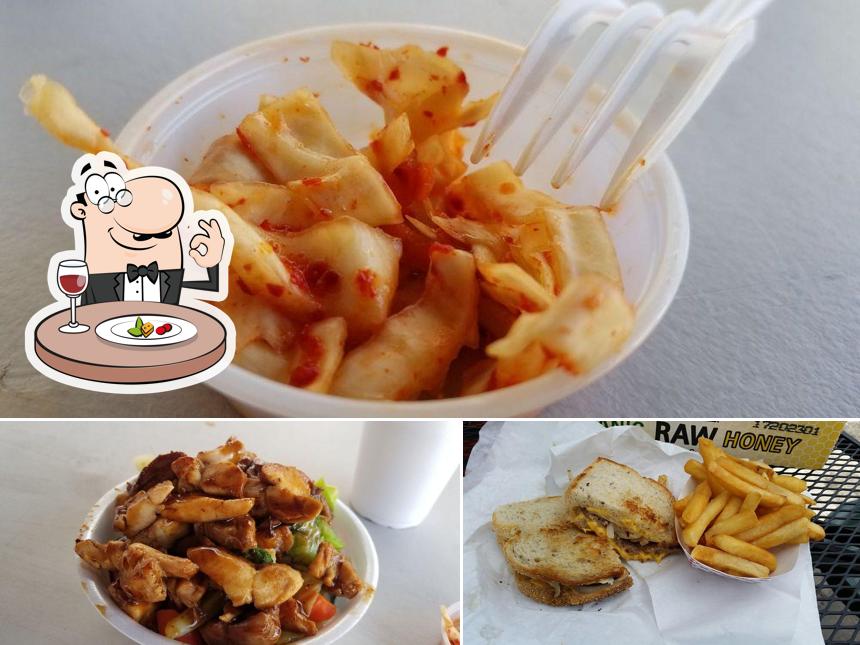 Happy Dogs, 6235 Van Nuys Blvd in Los Angeles - Restaurant menu and reviews