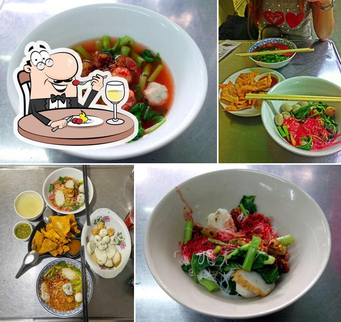 Thai Rung Rueng Yen Ta Fo Charoen Phon restaurant, Bangkok, ถนน บรรทัด ...
