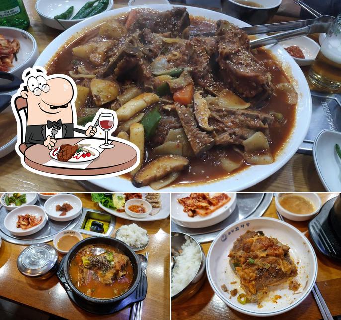 Wondang Gamja-tang(pork back-bone stew) restaurant, Seoul, 129-1 ...