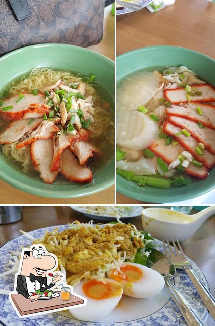 Kanom Jeen Nam Ya Poo (Rice Noodles with Crab Curry Sauce) restaurant ...
