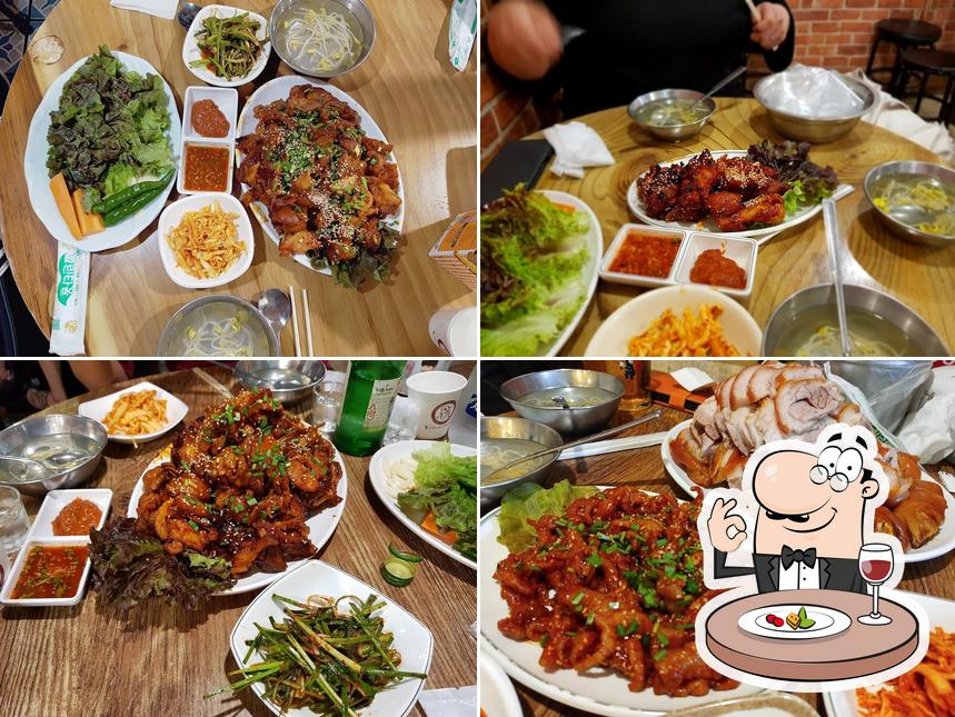 Changsin-dong spicy pork feet restaurant, Seoul, 23 Jong-ro 51-gil ...