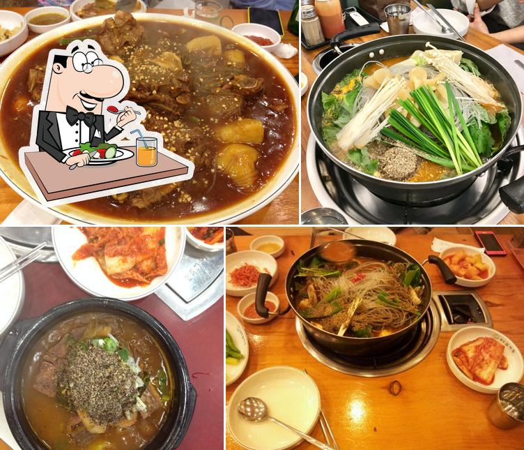 Wondang Gamja-tang(pork back-bone stew) restaurant, Seoul, 12-14 ...