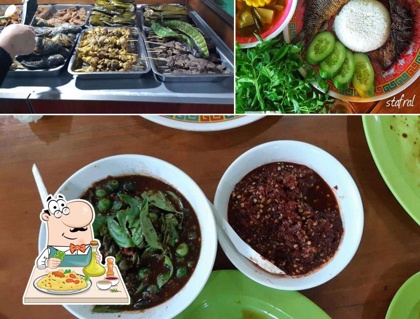 Warung Nasi Ibu Imas 81 restaurant, Bandung, Jl. Pungkur No.81 ...