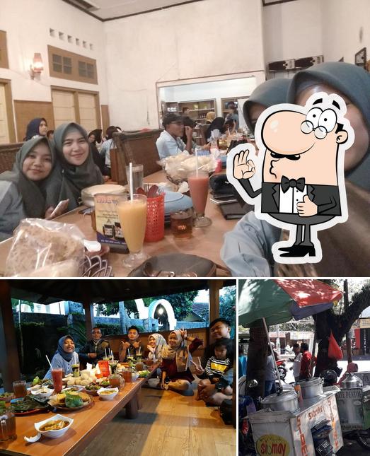 Rumah Makan Khas Sunda Cibiuk restaurant, Garut, Garut Plaza Food Court