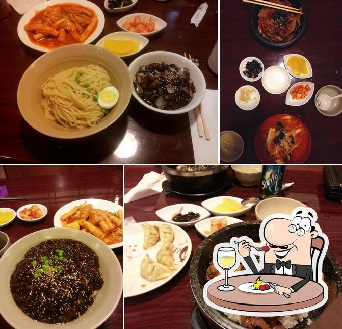 Roll House 원 짜장면집 in Toronto - Restaurant reviews