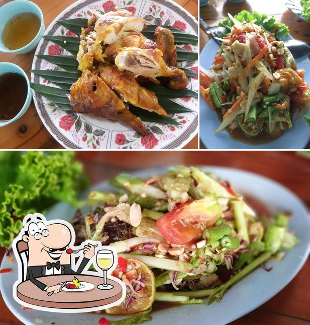 ร้านไก่ย่างสองสาว at อำเภอเมืองนครนายก, Hin Tung - Menú del restaurante ...